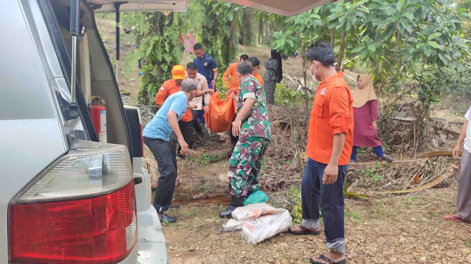 Bikin Geger Warga, Petani di Rohul Temukan Mayat Pria di Kebun Sawit Nya Bikin Geger Warga, Petani di Rohul Temukan Mayat Pria di Kebun Sawit Nya